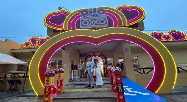 Viralizan a pareja por casarse en ¡un Oxxo!